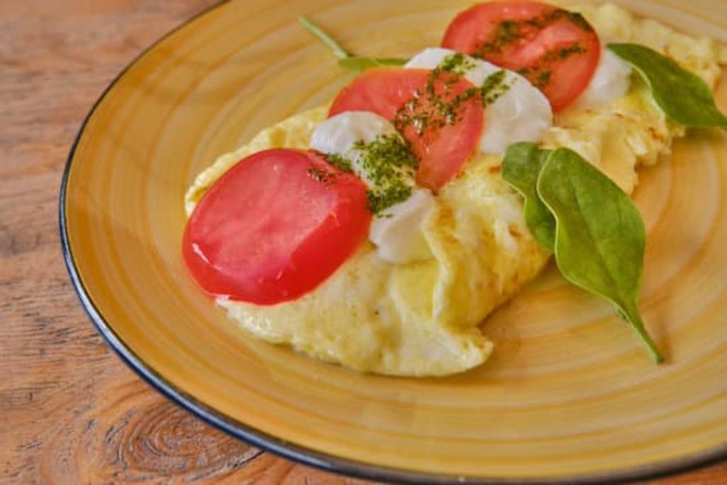 Omelette alla caprese, un ricetta sprint, fresca e buona