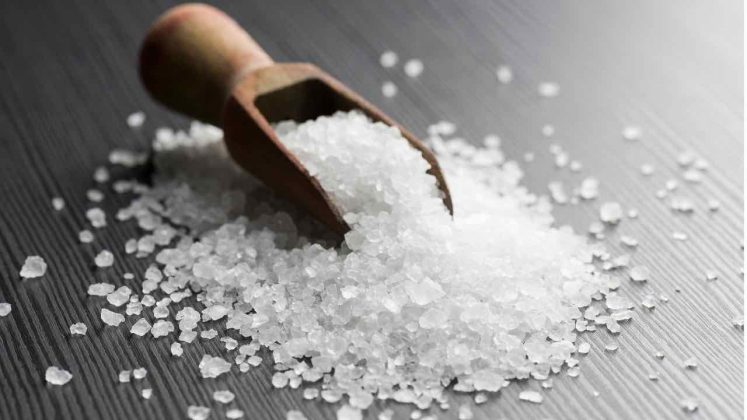 Versa del sale grosso nel lavandino, guarda quello che accade