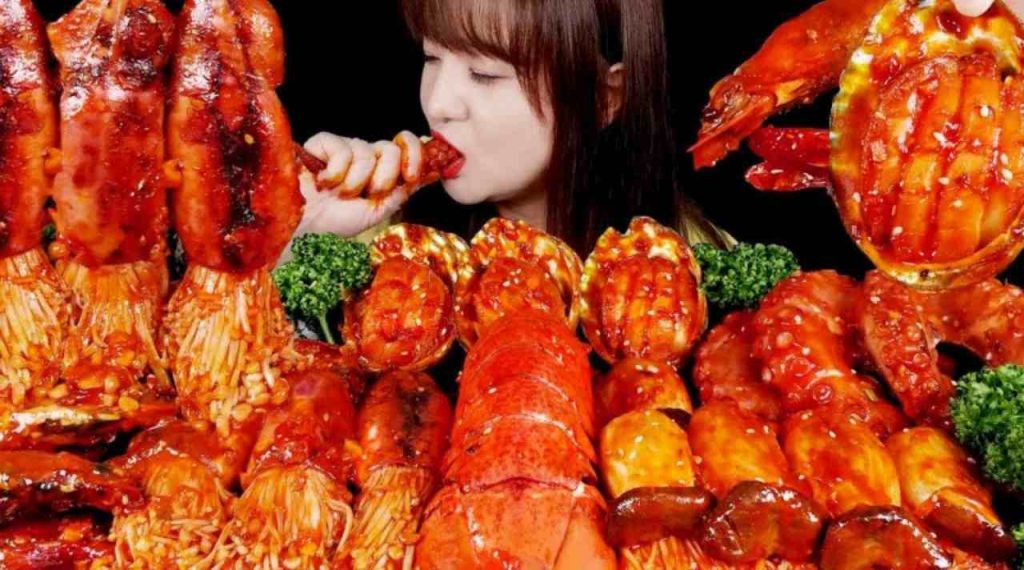 Mukbang: cos'è il trend delle abbuffate su YouTube che viene dalla Corea