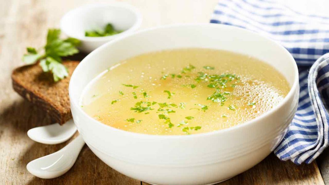 Brodo di pesce; usalo per insaporire i risotti e molto altro