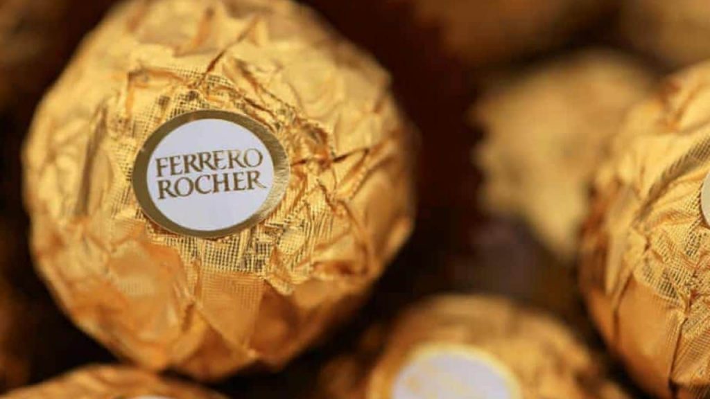 Ferrero Rocher, storia e origini del cioccolatino più famoso: nessuno ...