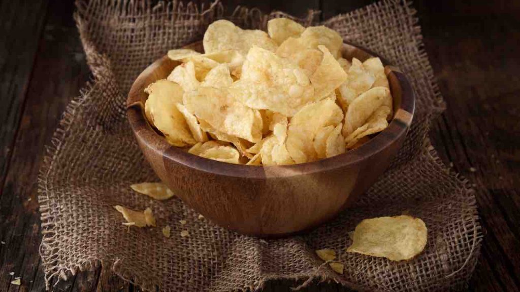 Patatine confezionate, snack irresistibile. Fanno bene o fanno male?
