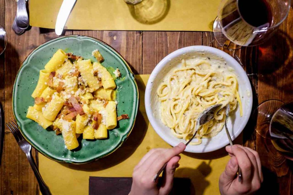 Mangiare cibo romano in una chiesa sconsacrata? Si può fare!