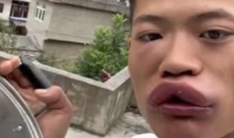 Mangia una vespa ancora viva: il video virale che ha sconvolto tutti, la soluzione la trova cosi